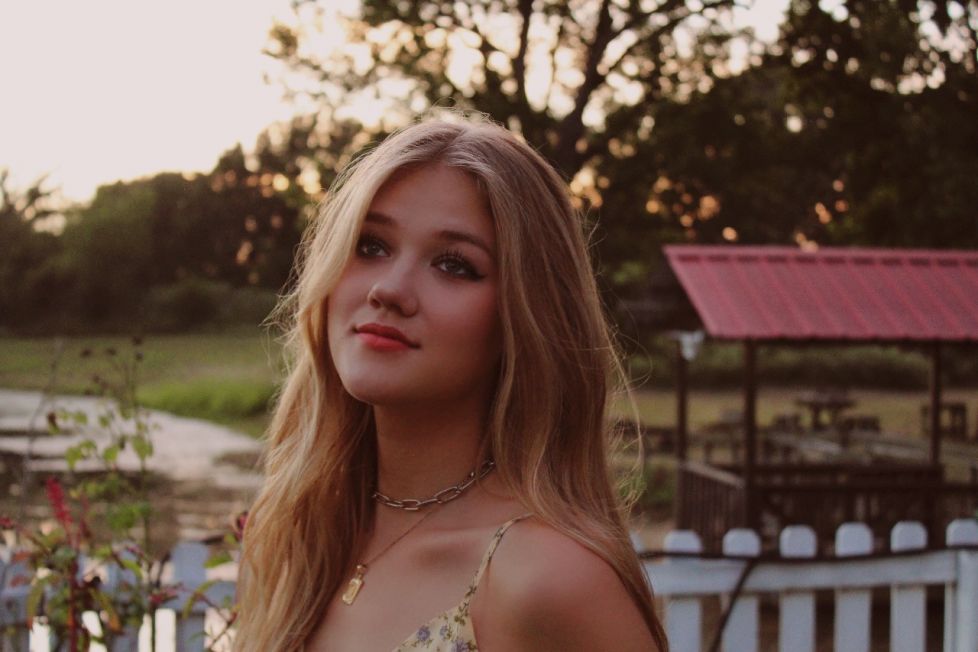 Meet Taylor Davidson | Singer/Songwriter - SHOUTOUT DFW